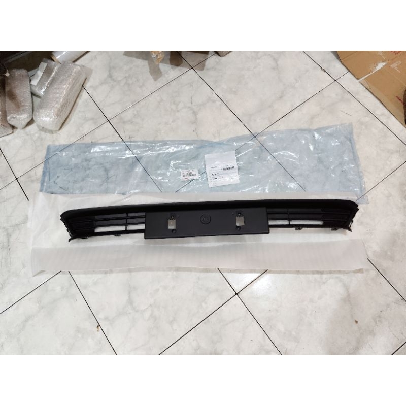 Jual grill grille radiator kisi bumper bemper depan bawah toyota innova ...