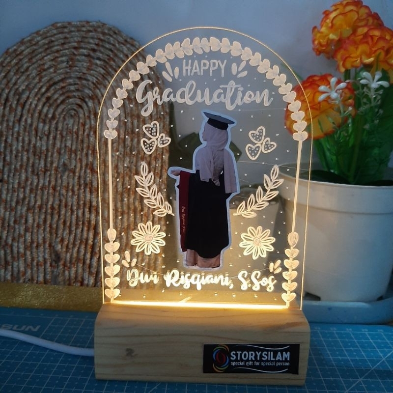 Jual Kado Wisuda Akrilik size A6 LED | Kado Kelulusan Sekolah | Kado ...