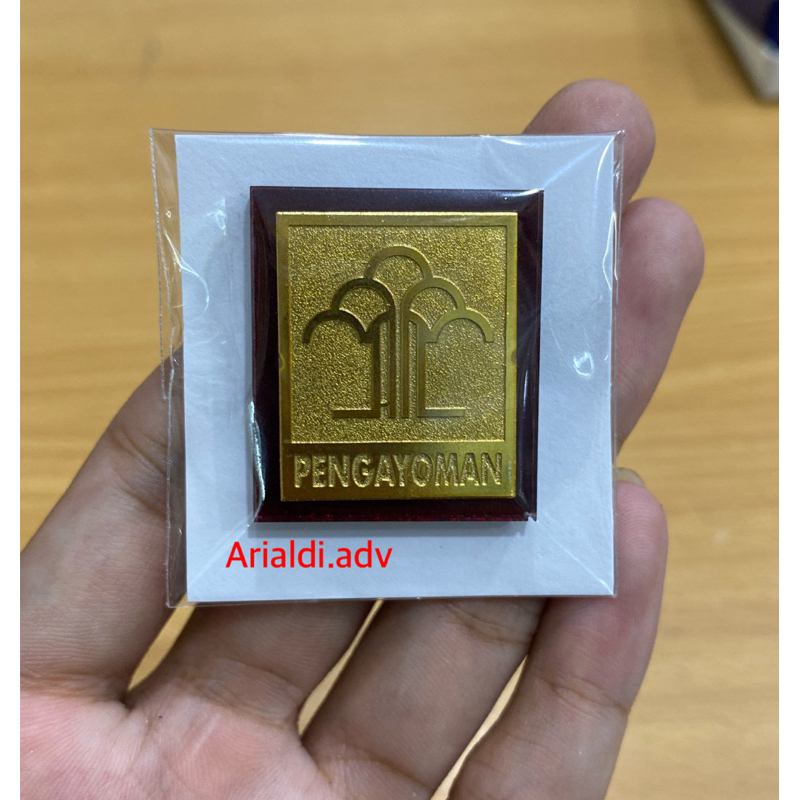 Jual pin PENGAYOMAN kuningan lapis acrylic merah magnet | Shopee Indonesia