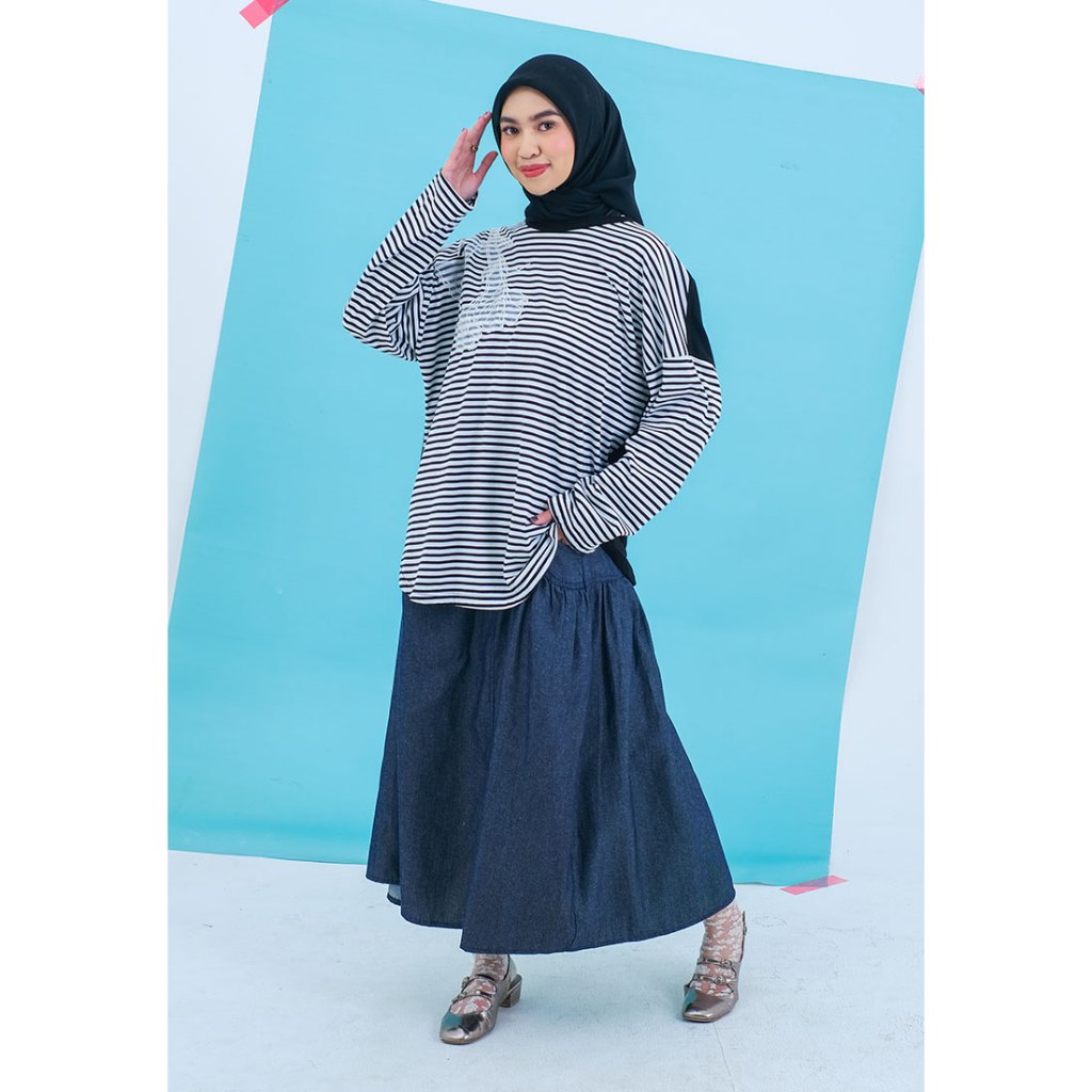 Jual Hanna Kaos Lengan Panjang Oversized Fit Bottom Curve Embroidery Patch Yui CH201024 | Shopee ...