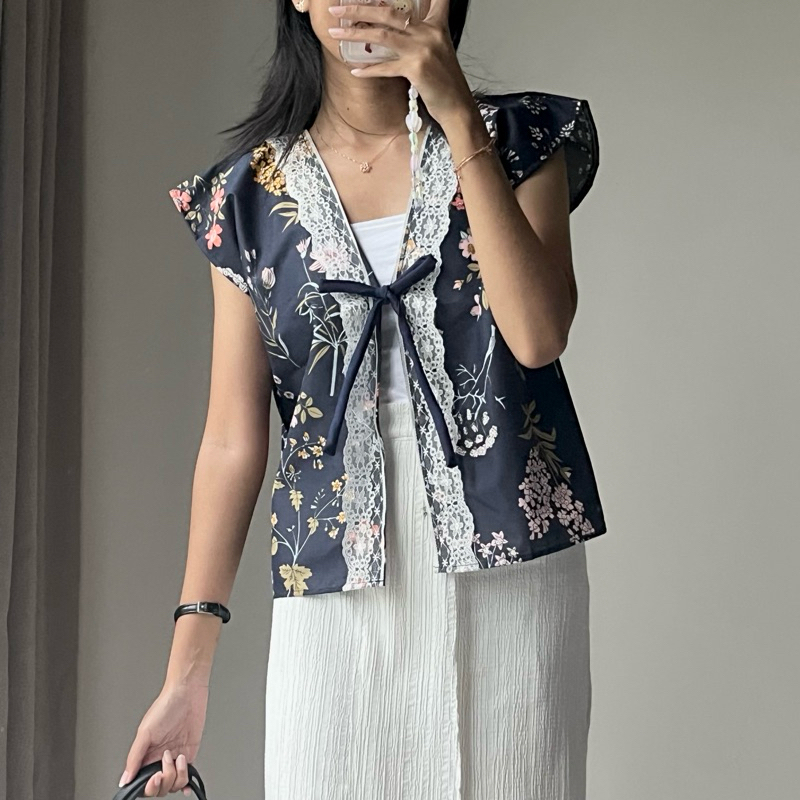 Jual ETHEREAL - Lace Vest - Motif Bunga dan Gingham Kotak | Shopee ...