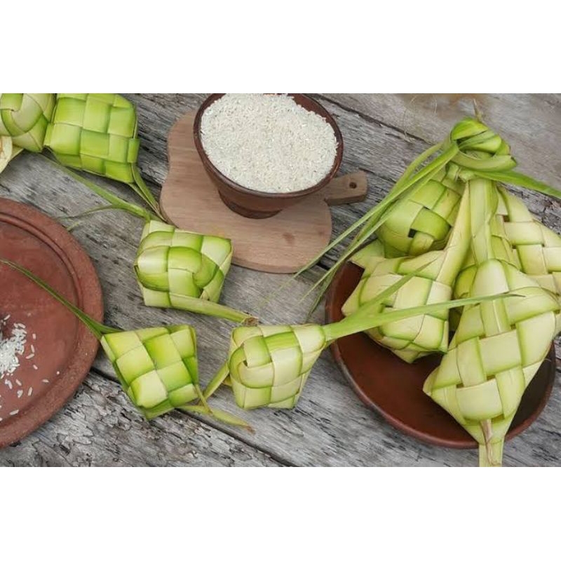 Jual Cangkang Ketupat Idul Fitri Janur kuning asli isi 15 pcs | Shopee ...