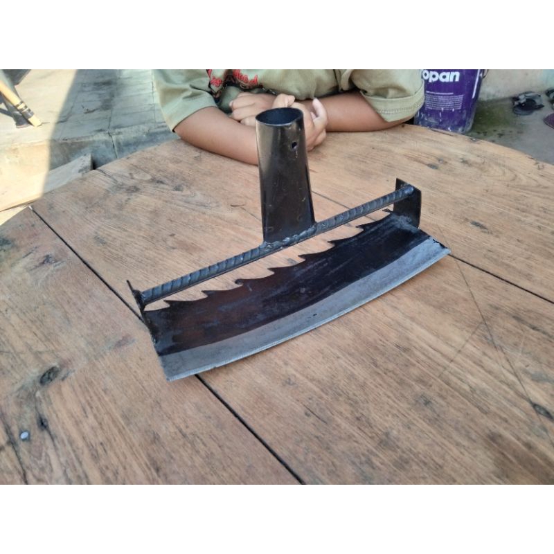 Jual Alat cangkul garuk gulma dan rumput liar asli gergaji selendang ...