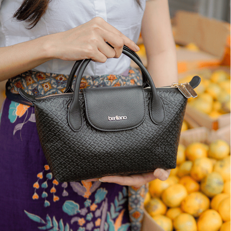 Jual Carina Small New 24 | GOLD SHINY | Tas Wanita | Tas Kulit Sapi | Slingbag Berliano | Shopee ...