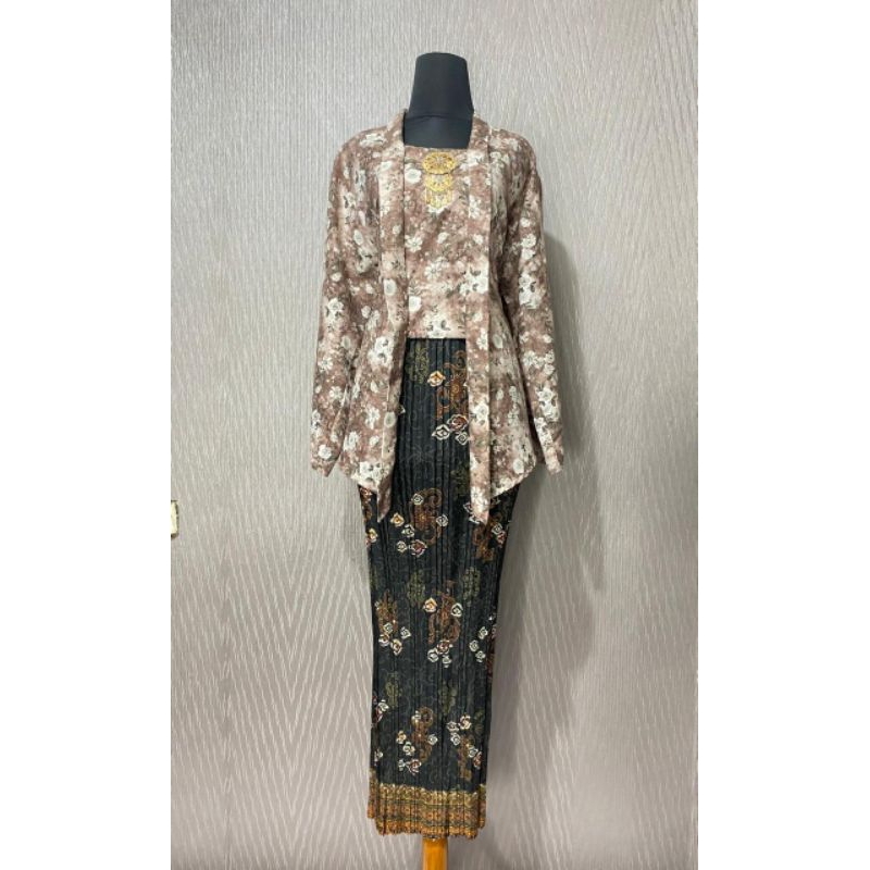 Jual Zahrah Gallery - Setelan/Oneset Kebaya Kutubaru Motif Jumputan dan Rok Plisket Batik bahan ...