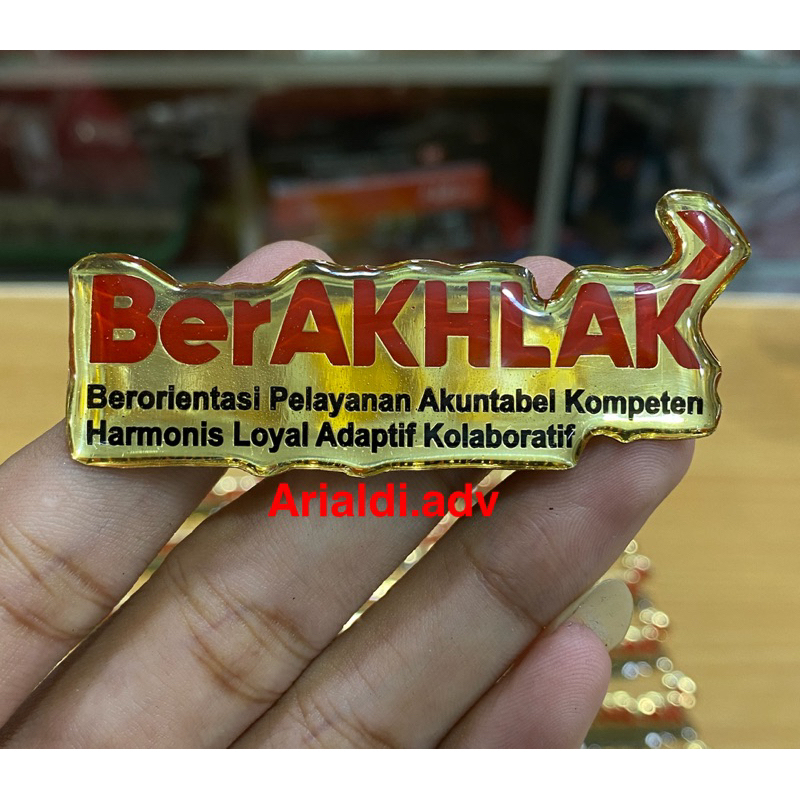 Jual pin BerAKHLAK asn kuningan dilapis resin magnet pin berakhlak ...