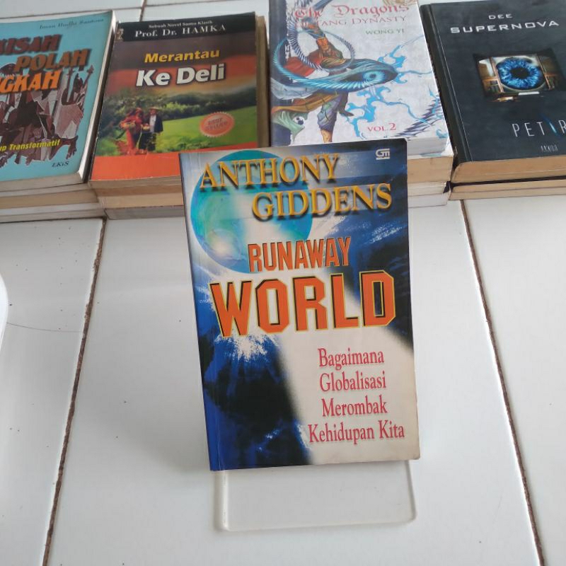 Jual runaway world bagaimana merombak kehidupan kita | Shopee Indonesia