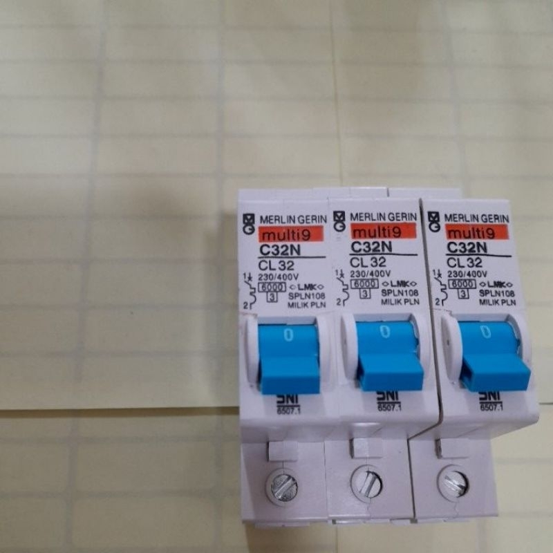 Jual mcb merlin gerin biru 32A | Shopee Indonesia