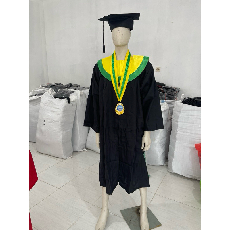 Jual Baju Toga Wisuda bahan GABARDIN Jubah Hitam Topi segi lima kuncir ...