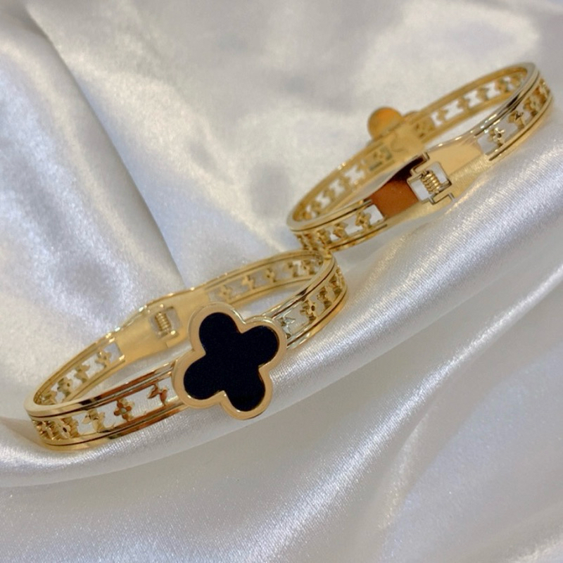 Jual GELANG BANGLE CLOVER TITANIUM AWET DIPAKAI SEHARI HARI | Shopee ...