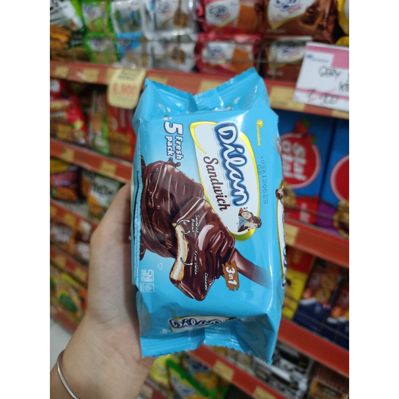 Jual Dilan Biskuit Sandwich Cokelat Vanilla 80gram Isi 5pcs | Shopee ...