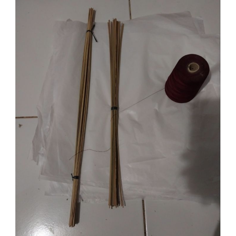 Jual layang layang belum jadi ( kertas, bambu, tali pengikat ) untuk ...