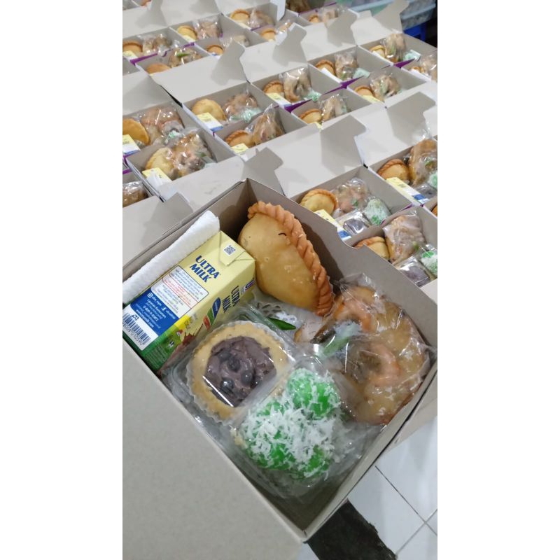 Jual paket snack box 20 ribuan/Snack Box/Snack Jajanan Pasar | Shopee ...