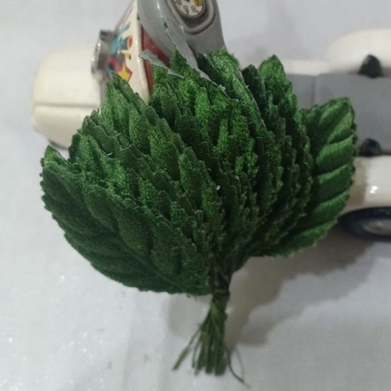Jual DAUN BLUDRU KAWAT / Daun Mawar / Daun Imitasi / isi 4pcs | Shopee ...