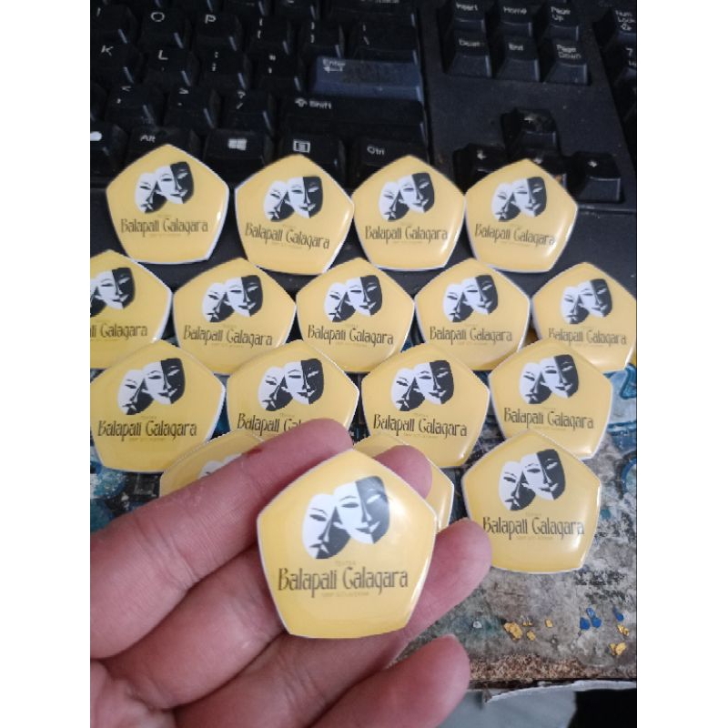 Jual custom pin emblem logo, tulisan dll akrilik | Shopee Indonesia