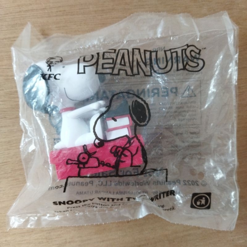 Jual Snoopy with Typewriter Peanuts KFC Chaki Kids Meal | Shopee Indonesia