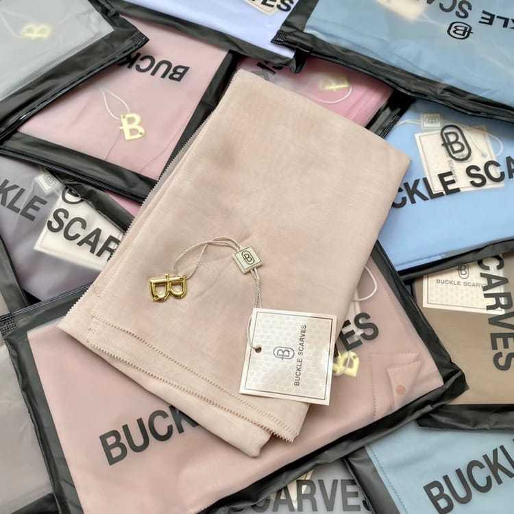 Jual HIJAB SEGIEMPAT PREMIUM BUCKLE POUCH (LOGO B) SEGI EMPAT POLOS ...