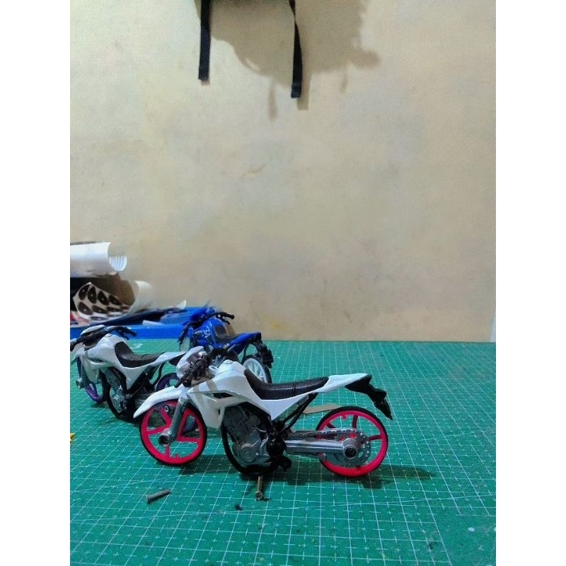Jual miniatur speda motor crf/surek warna putih | Shopee Indonesia