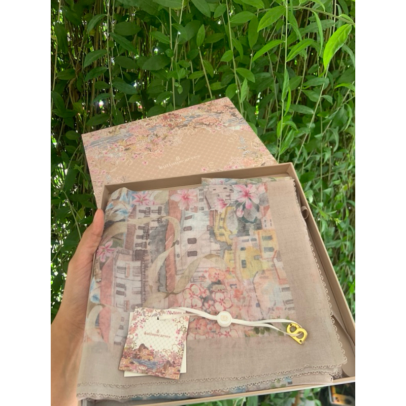 Jual NEW BUTTONSCARVES COMO CASTLE, TODAY SCARF JET BLACK | Shopee ...