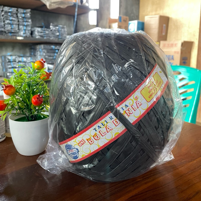 Jual Tali Rafia Besar 1 Rol Hitam - Bola Dunia 800gr | Shopee Indonesia