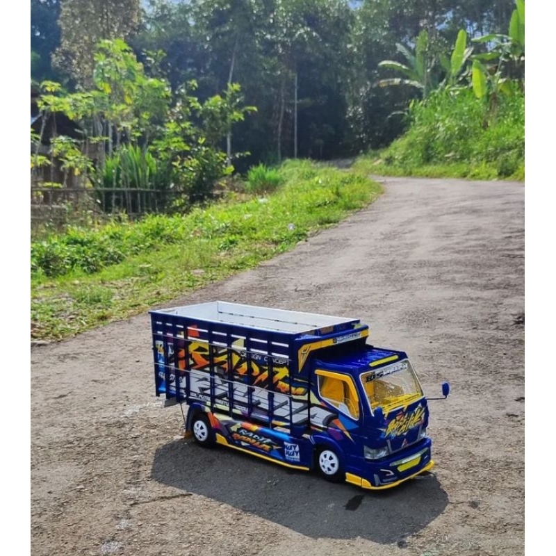 Jual MINIATUR TRUK OLENG FULL VARIASI LAMPU DAN BONUS TERPAL MINIATUR ...