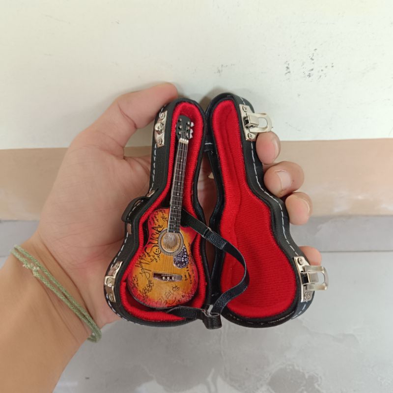 Jual miniatur gitar akustik SUGA min yoon gi hiasan rak dinding ...