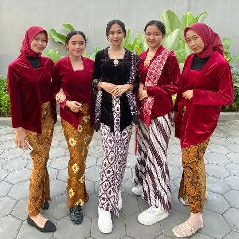 Jual Kebaya Kutu Beludru Polos Hitam Putih Merah Maroon Biru Denim Pink ...