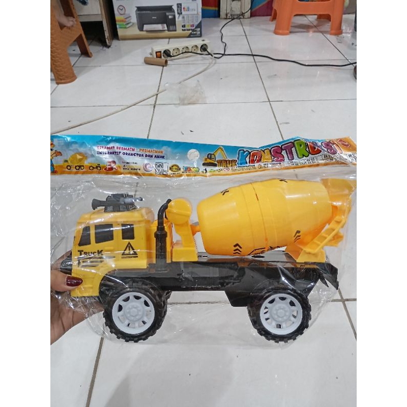 Jual mainan anak kendaraan kontruksi truk molen ukuran sedang AK 04 ...