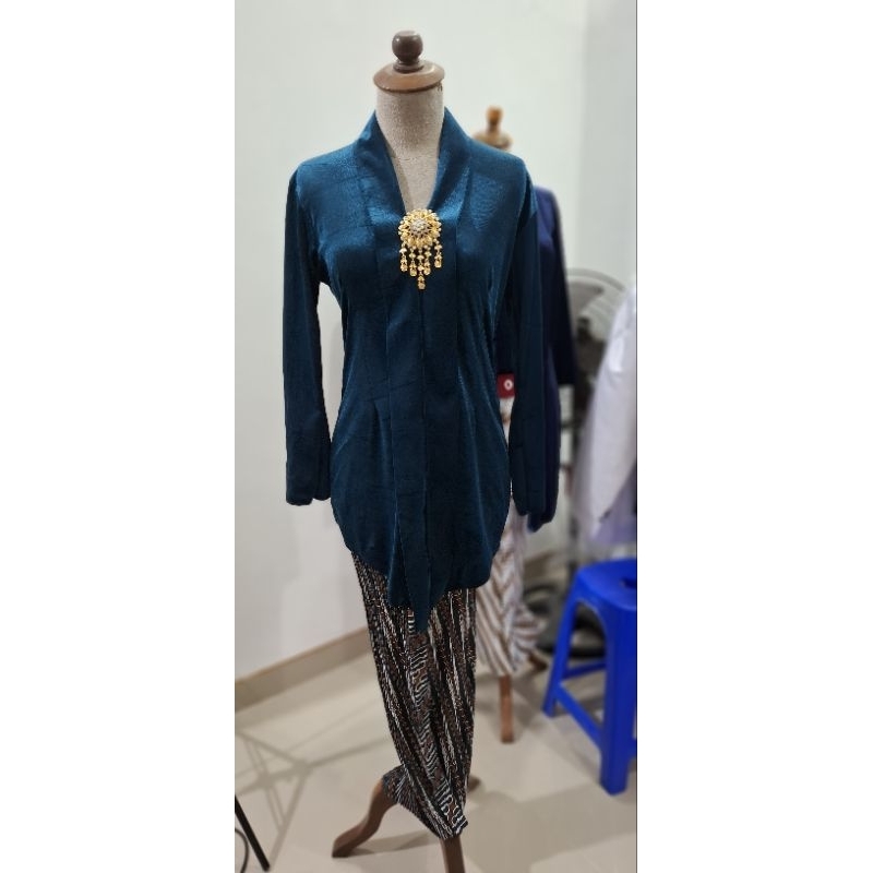 Jual Kebaya Kartini Bludru Emerald / Encim Bludru Emerald | Shopee ...