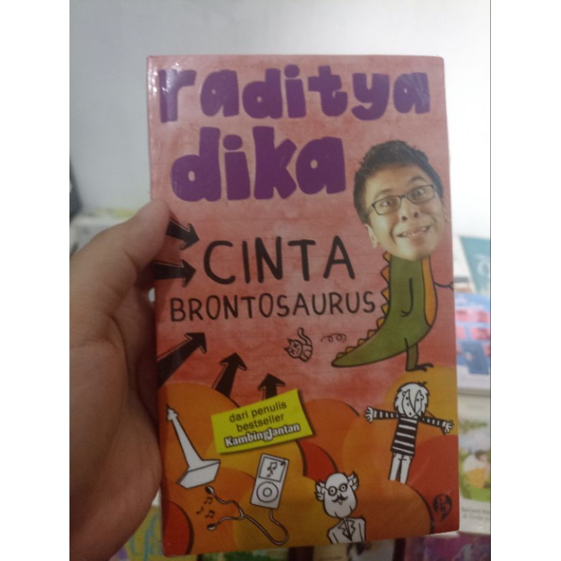Jual Buku Cinta Brontosaurus karya Raditya Dika | Shopee Indonesia