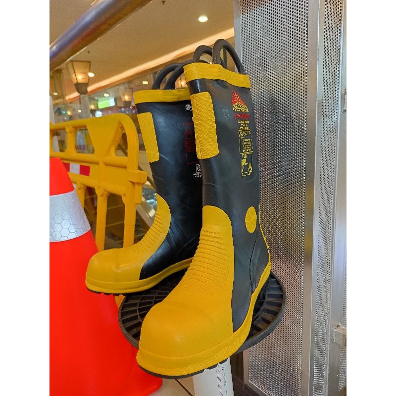 Jual Sepatu Pemadam Kebakaran / Fireman Boot Harvik 100% Bersertifikat ...
