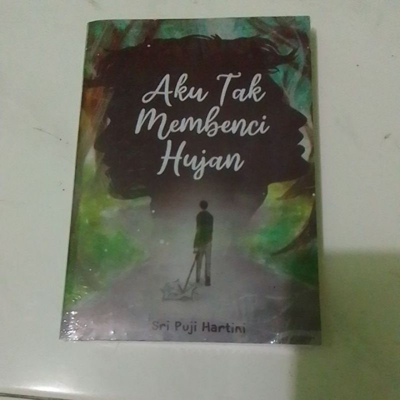 Jual aku tak Membenci Hujan by Sri Puji Hartini | Shopee Indonesia