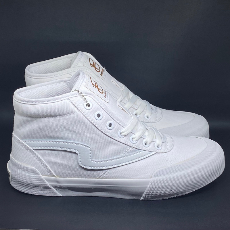 Jual Sepatu Patrobas New Ivan High Triple White Original Sneakers ...