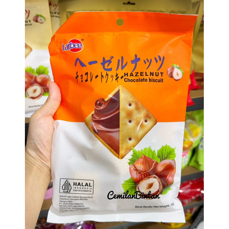 Jual BUY 1 Get 1 Larbee Sandwich Biskuit enak Hazelnut cookies 68gr ...
