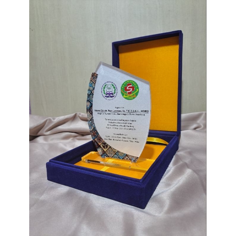 Jual PLAKAT AKRILIK CUSTOM + BOX BLUDRU, PLAKAT CUSTOM | Shopee Indonesia