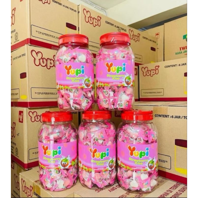 Jual Permen Yupi Toples Strawberry kiss jar 300 gr | Shopee Indonesia