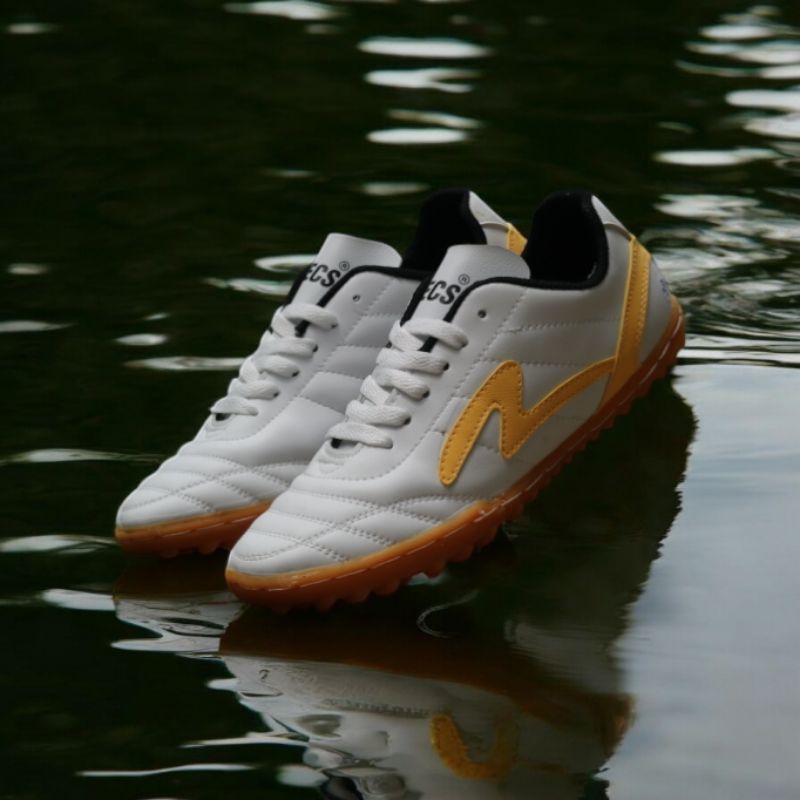 Jual sepatu mini soccer dan futsal specs putih emas outsol sudah di ...
