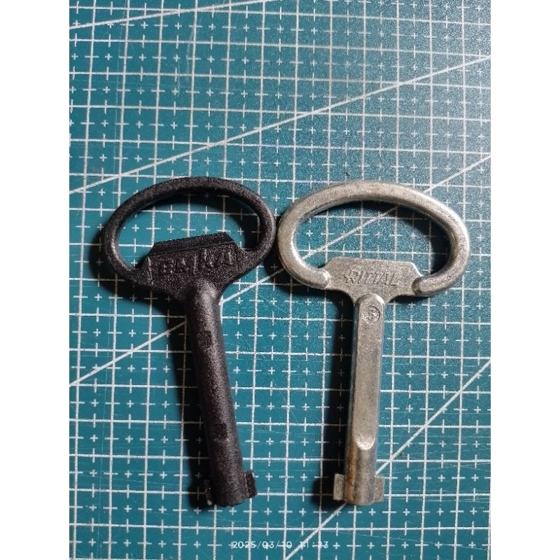 Jual kunci box panel 2 pcs ( 1 RITTAL & 1 EMKA) | Shopee Indonesia