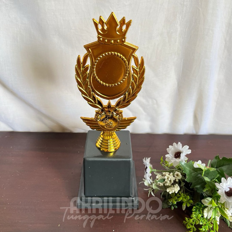 Jual Piala Murah Tinggi 30 cm Tatakan Hitam Model mahkota Free Design ...