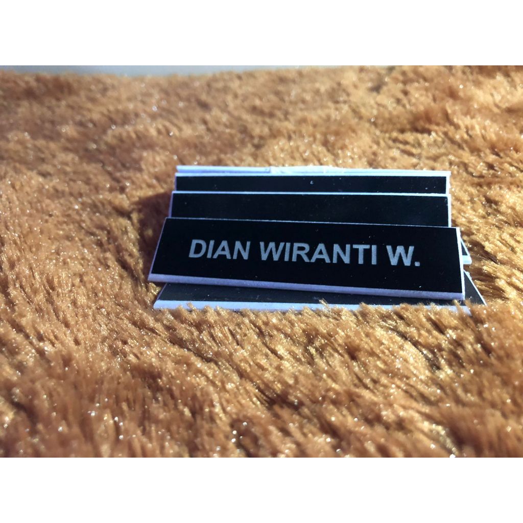 Jual Nama Dada/Name Tag Grafir Menggunakan Mesin Laser, Lebih Rapi dan ...