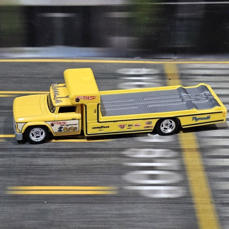 Jual hot wheels truck retro rig team transport snake yellow plymouth ...