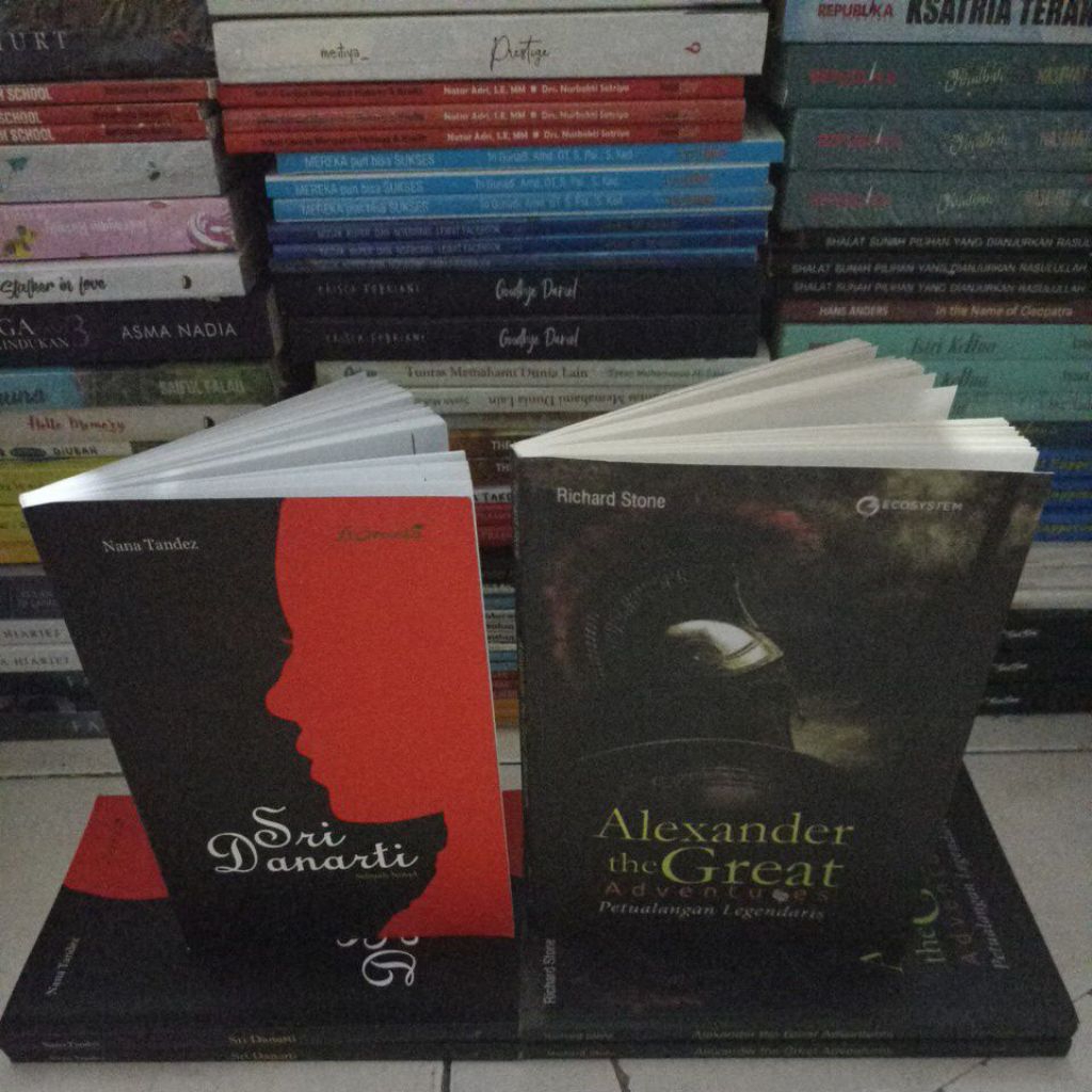 Jual NOVEL SEJARAH SASTRA BACAAN MEMOAR 1 PAKET 2 BUKU / SRI DANARTI & ALEXANDER THE GREAT ...