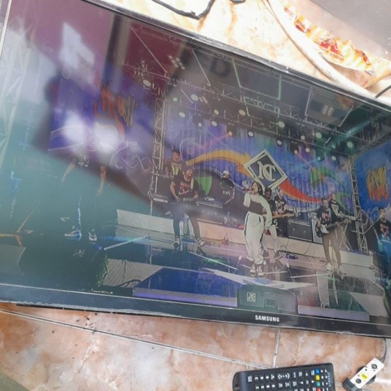 Jual Panel tv led 32 inch data samsung vcc kanan Samsung UA32F4000AM ...