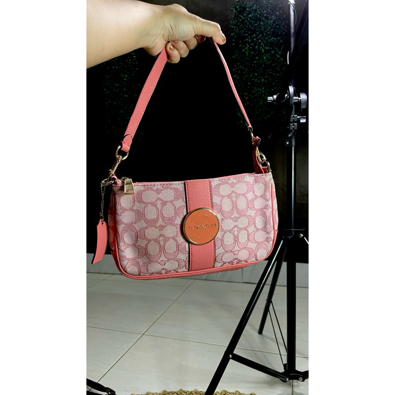 Jual Coach C8306 Lonnie Baguette In Signature | Shopee Indonesia