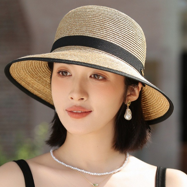 Jual Topi Jerami Lebar (Straw Hat) Dengan Pita Cantik Yang Memberikan ...