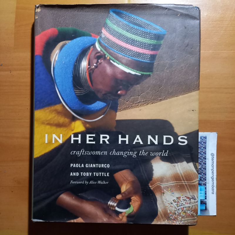 Jual In Her Hands Craftswomen Changing the World - Paola Gianturco and ...