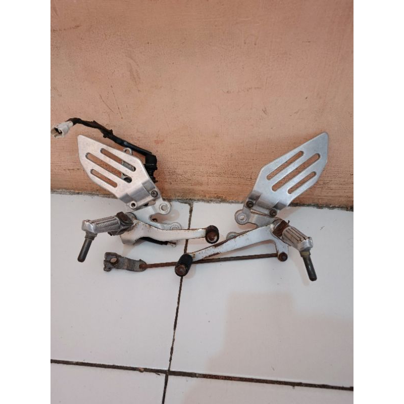 Jual Foot step footstep depan yamaha R15 old lama V2 original copotan ...