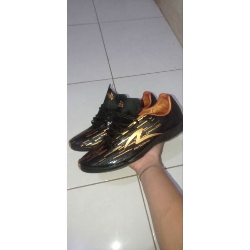 Jual sepatu futsal lightspeed black gold | Shopee Indonesia