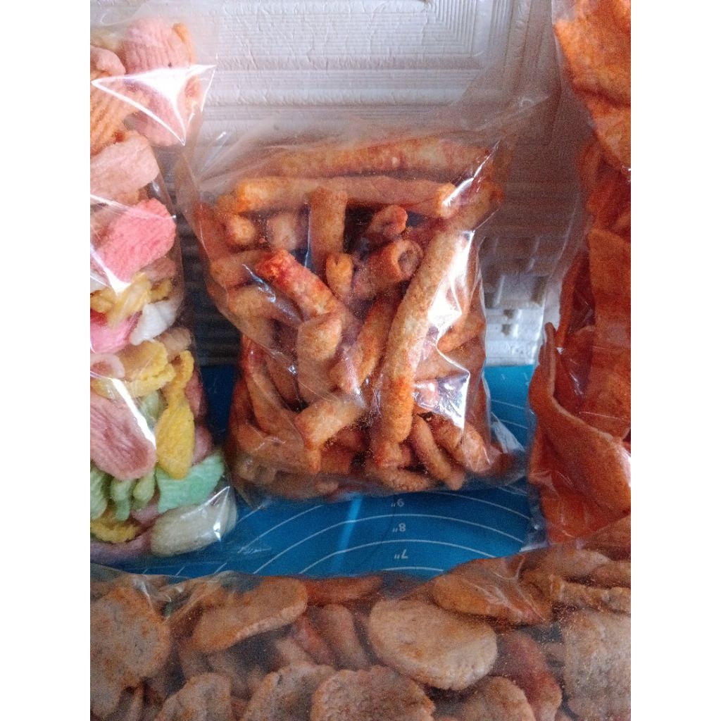 Jual Aneka macam kerupuk cemilan 4 varian original dan pedas | Shopee ...