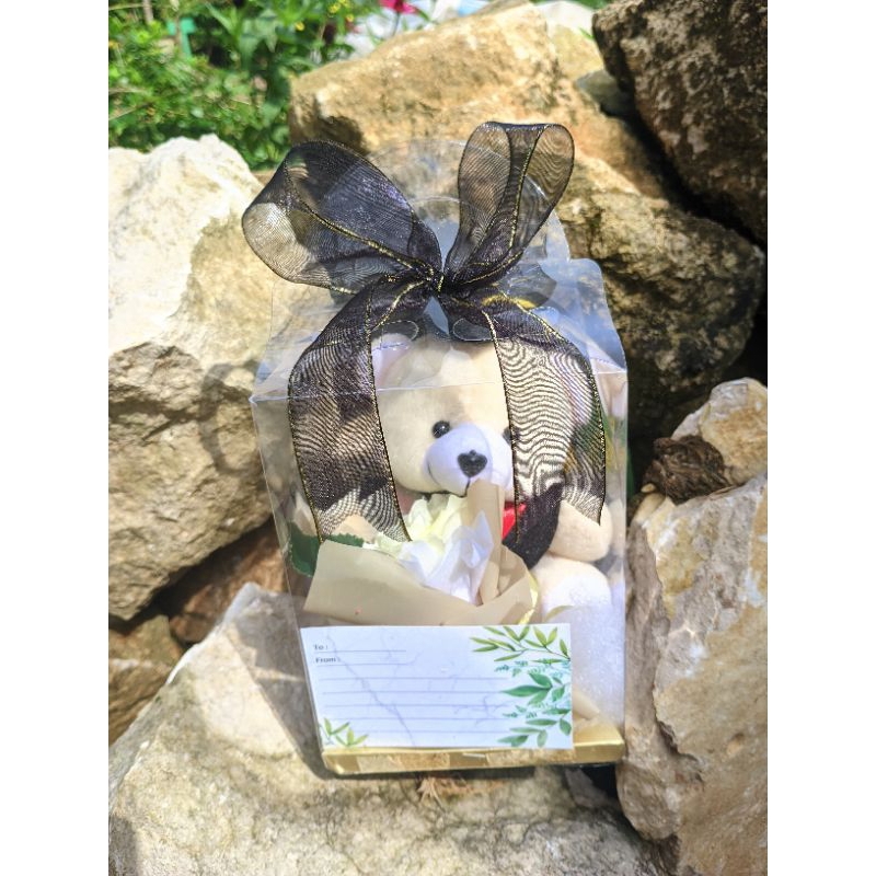 Jual box Boneka wisuda 15cm dengan buket Bunga free kartu ucapan ...